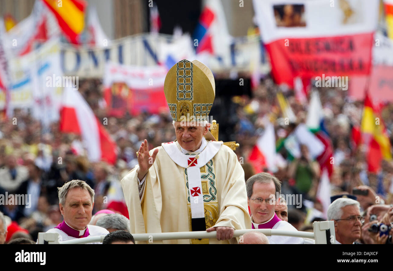 Pope Benedikt XVI is brought to the beatification of Pope Johannes Paul ...