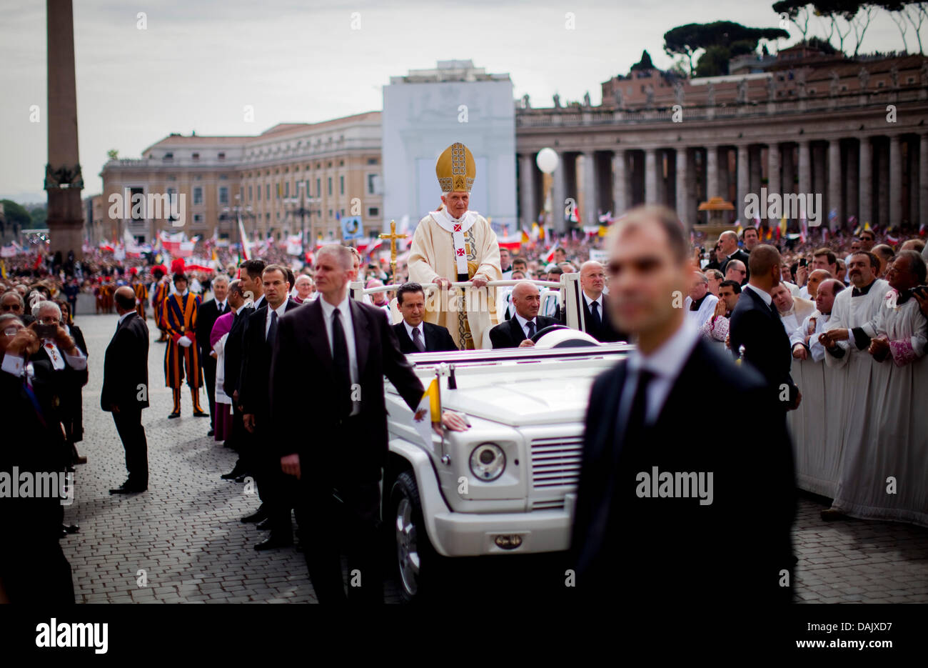Pope Benedikt XVI is brought to the beatification of Pope Johannes Paul ...