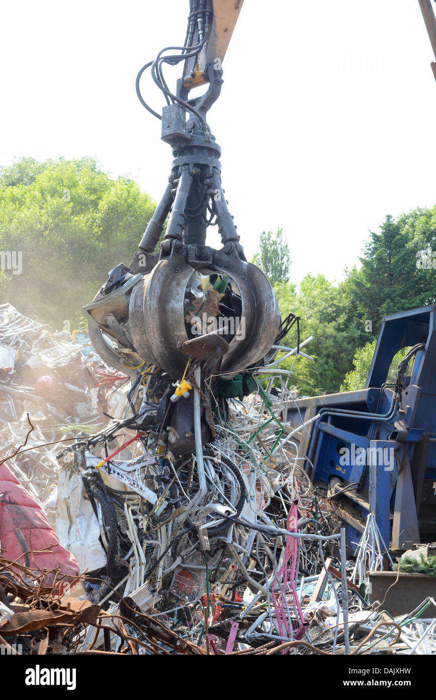 Mechanical crane grab scrap metal hi-res stock photography and images ...