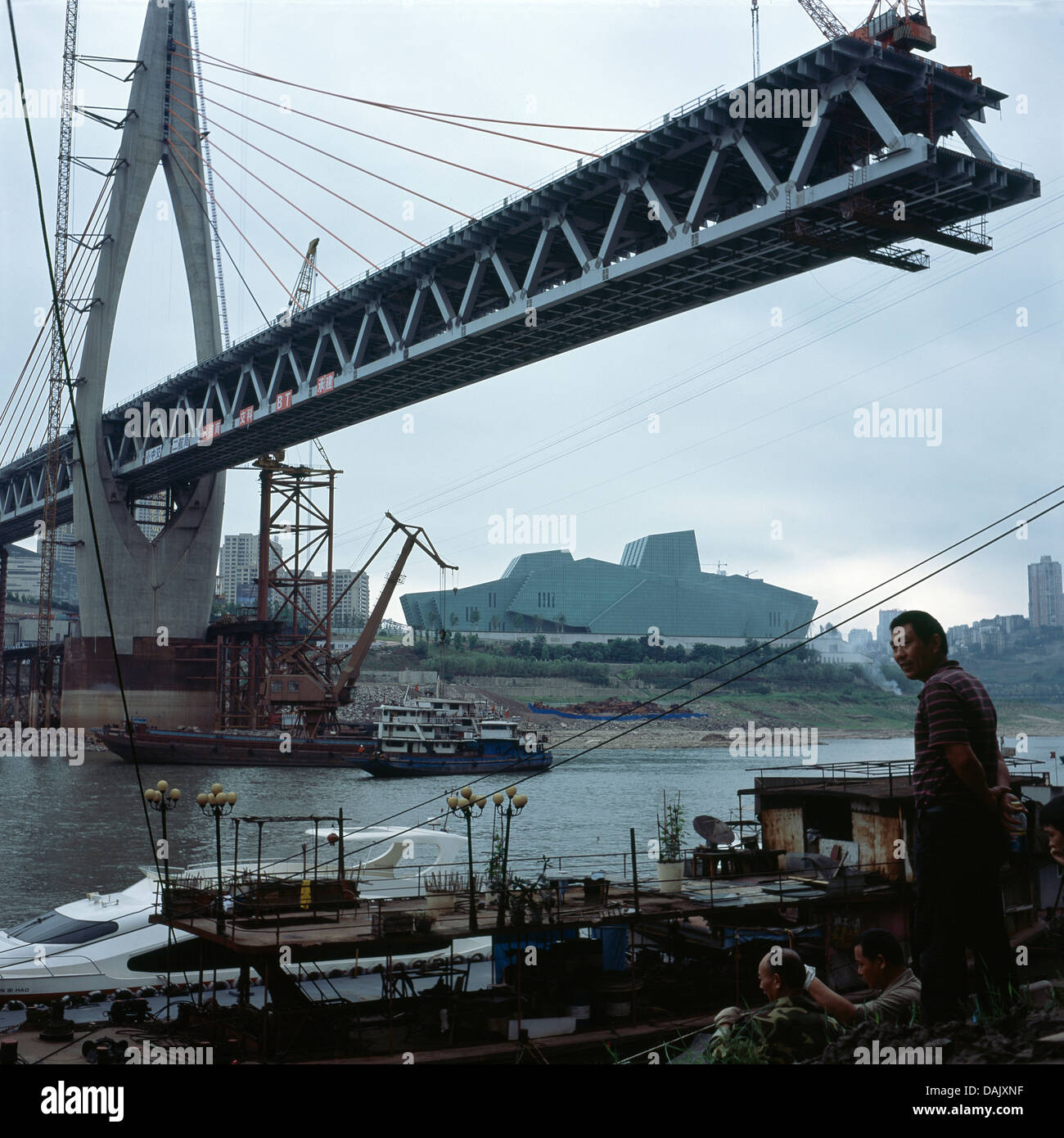 The Qiansimen Bridge under construction over the Jialing River in ...