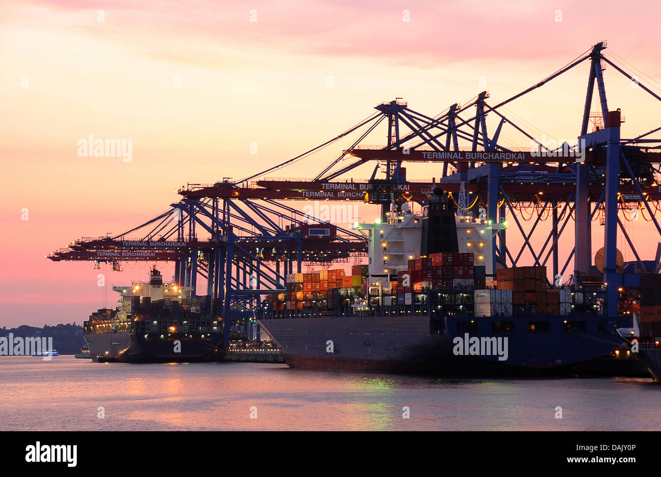 Port of loading hi-res stock photography and images - Alamy