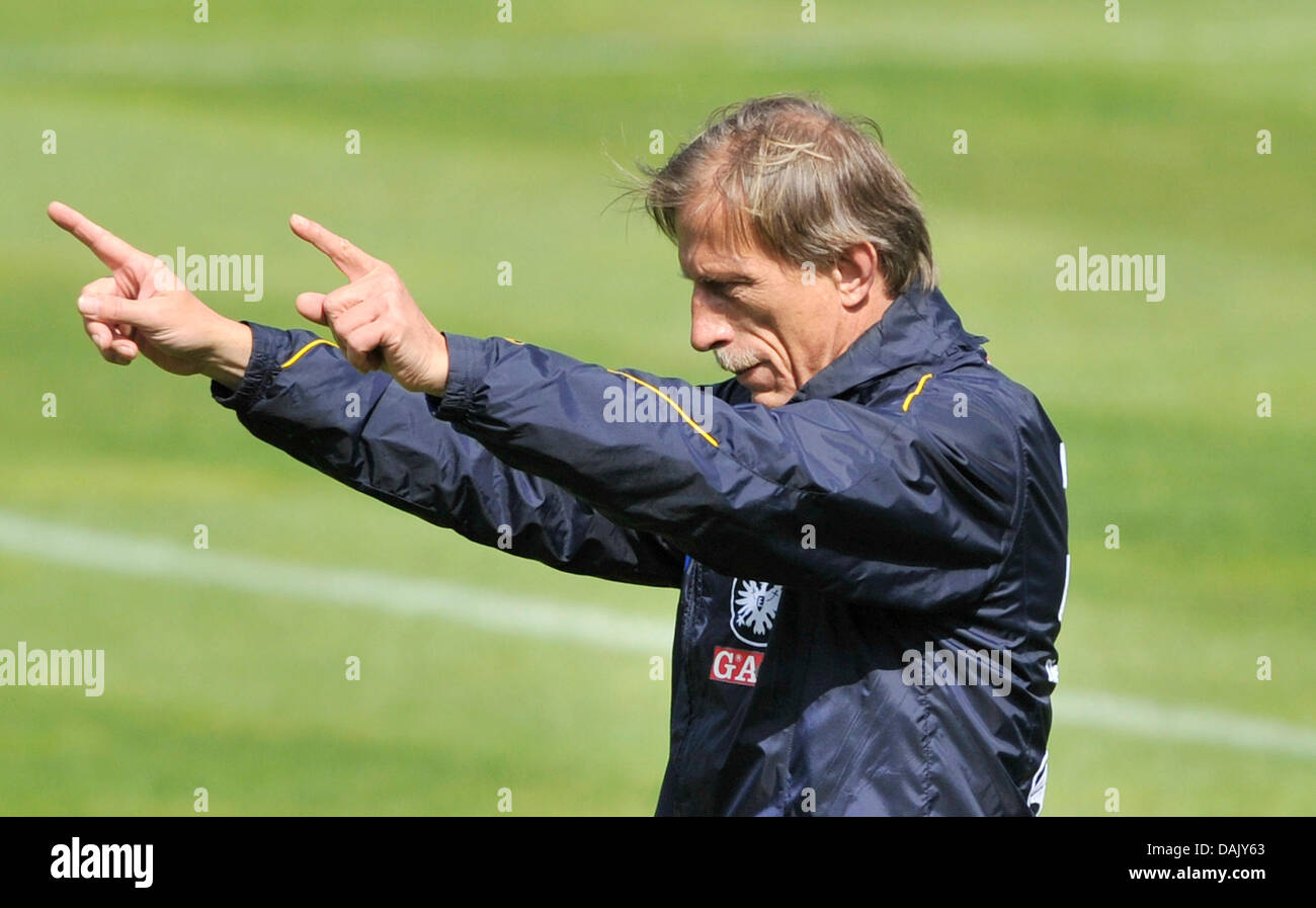 Eintracht's coach Christoph Daum instructs the team during a public ...