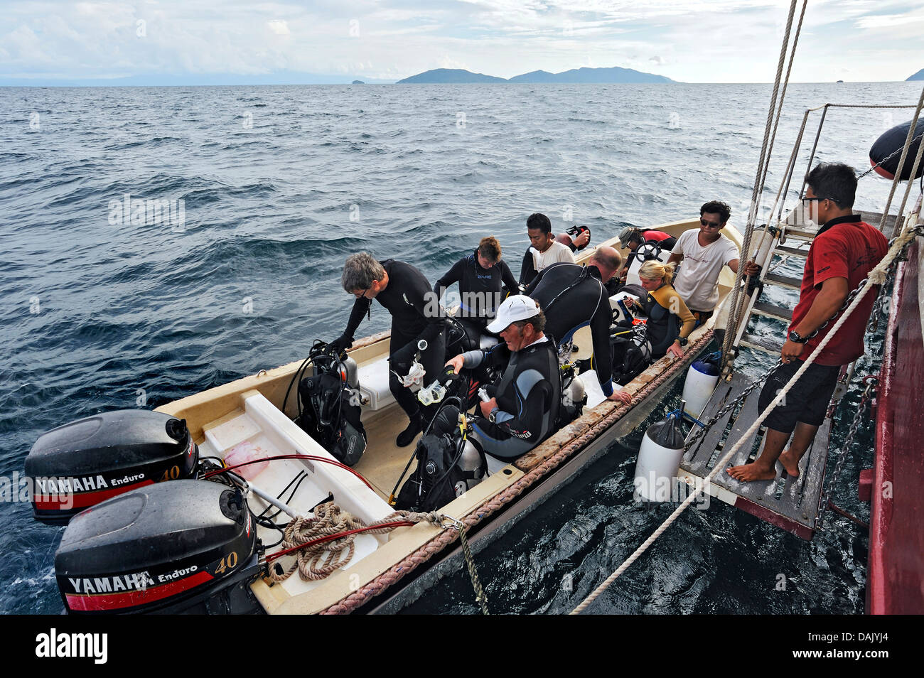 Scuba divers boarding the diving dinghy, Buginese Schooner, Seven Seas ...