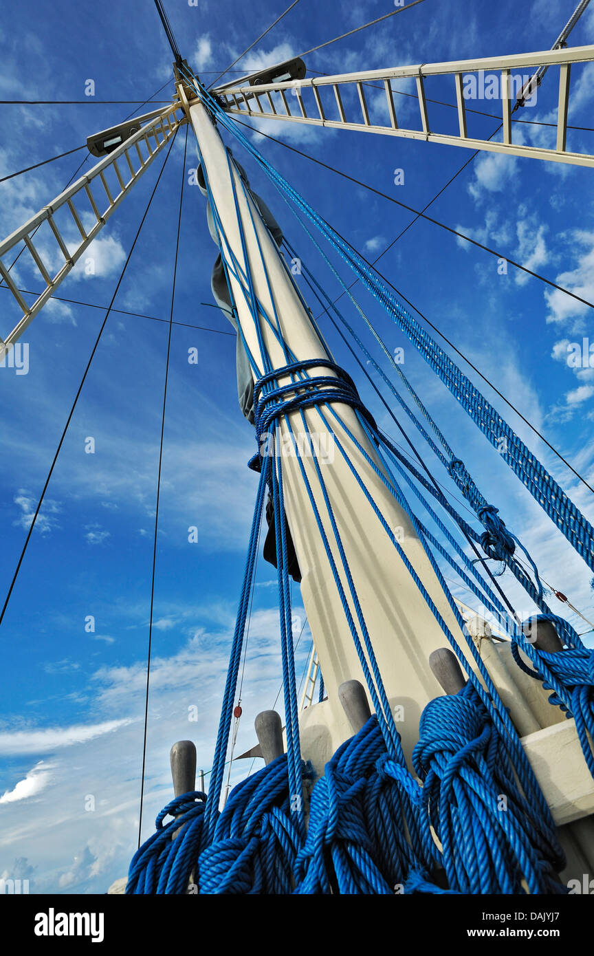 Mast rigging hi-res stock photography and images - Alamy