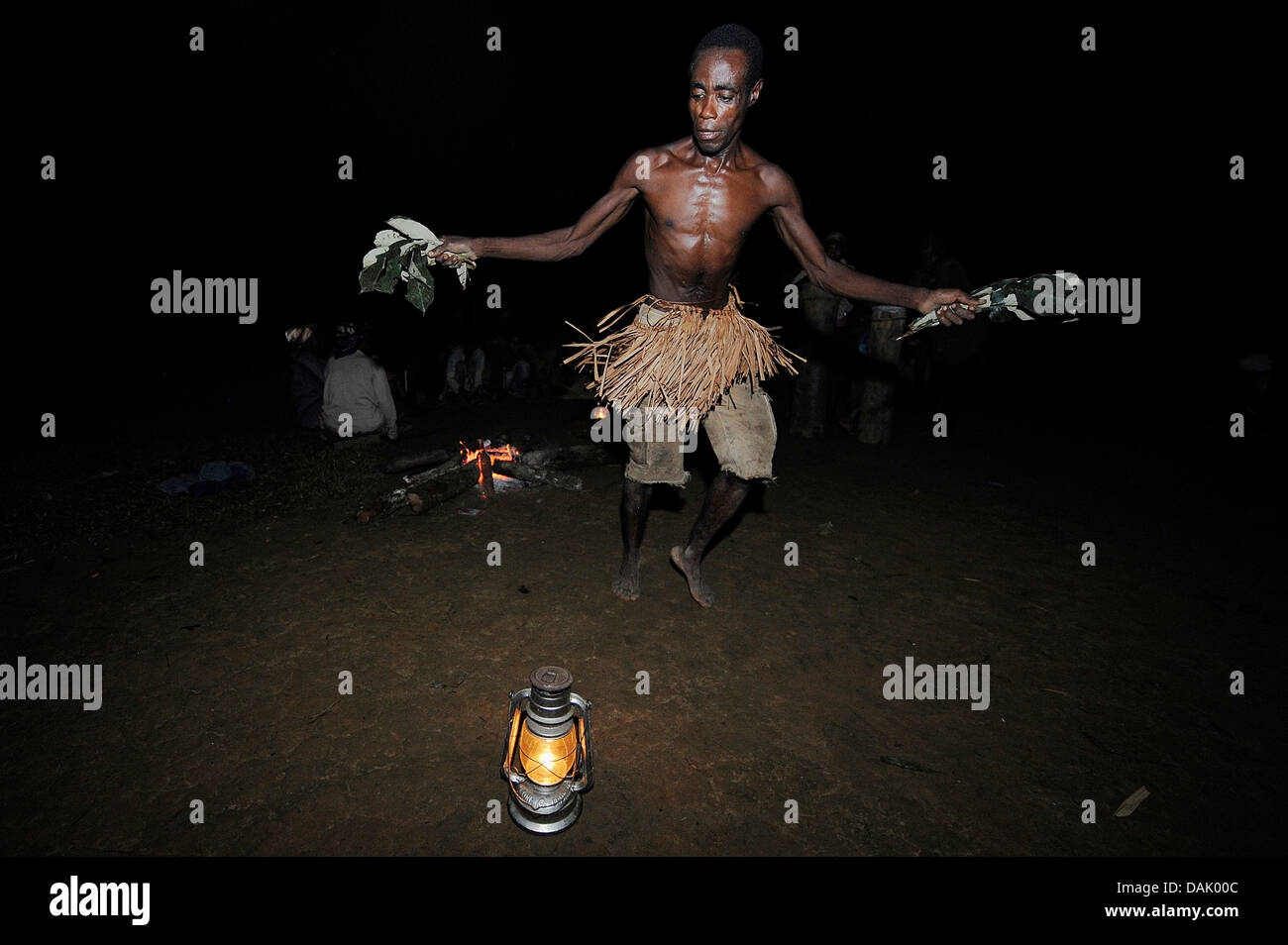 Pygmy people dancing hi-res stock photography and images - Alamy