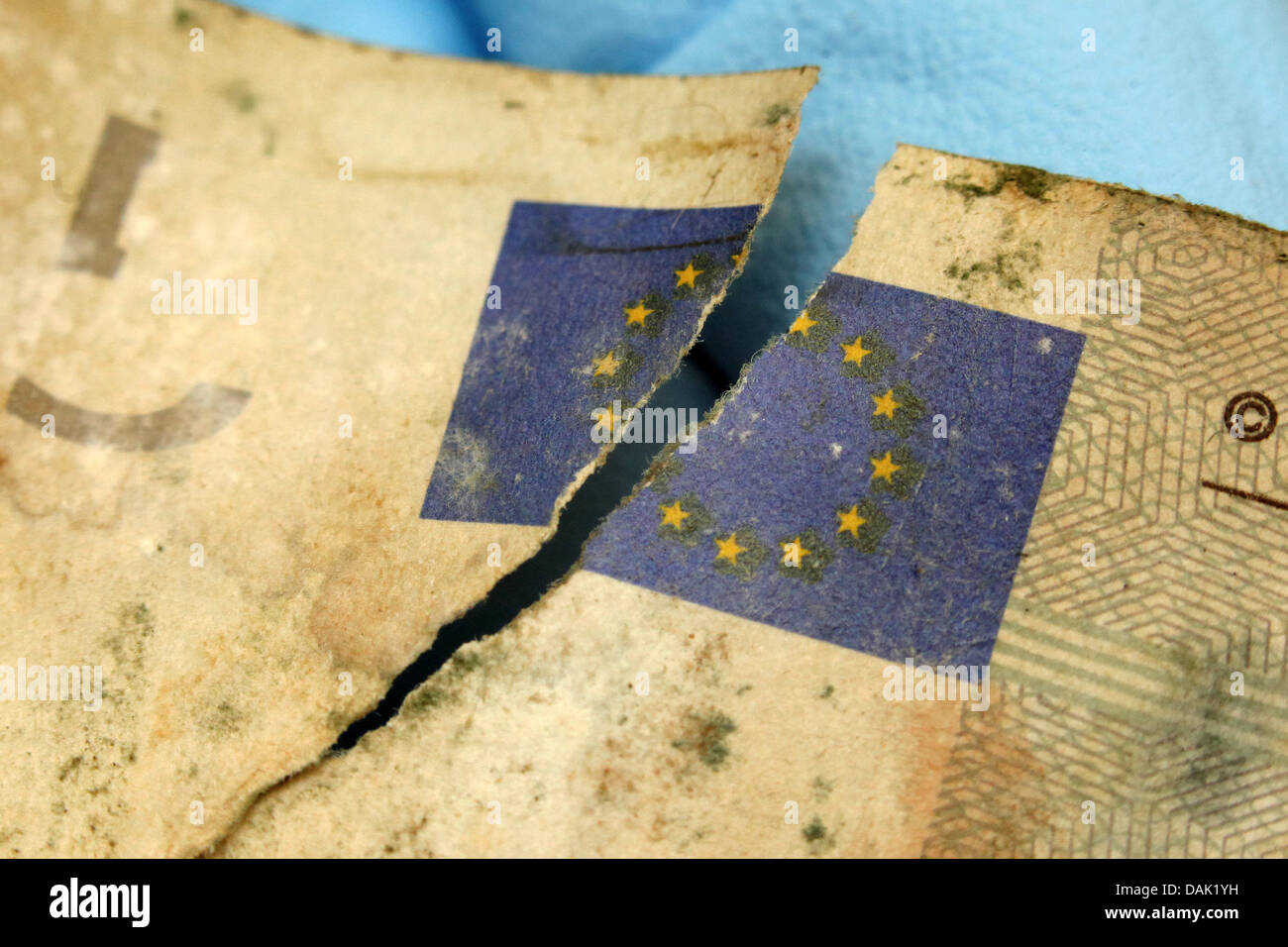 An employee of the National Analysis Centre of the German Federal Bank ...
