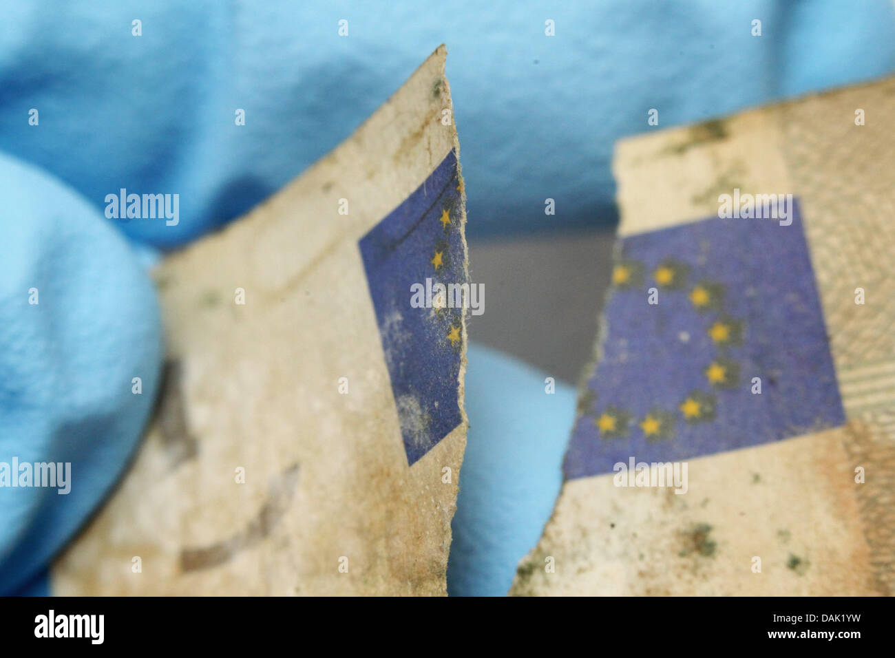 An employee of the National Analysis Centre of the German Federal Bank ...