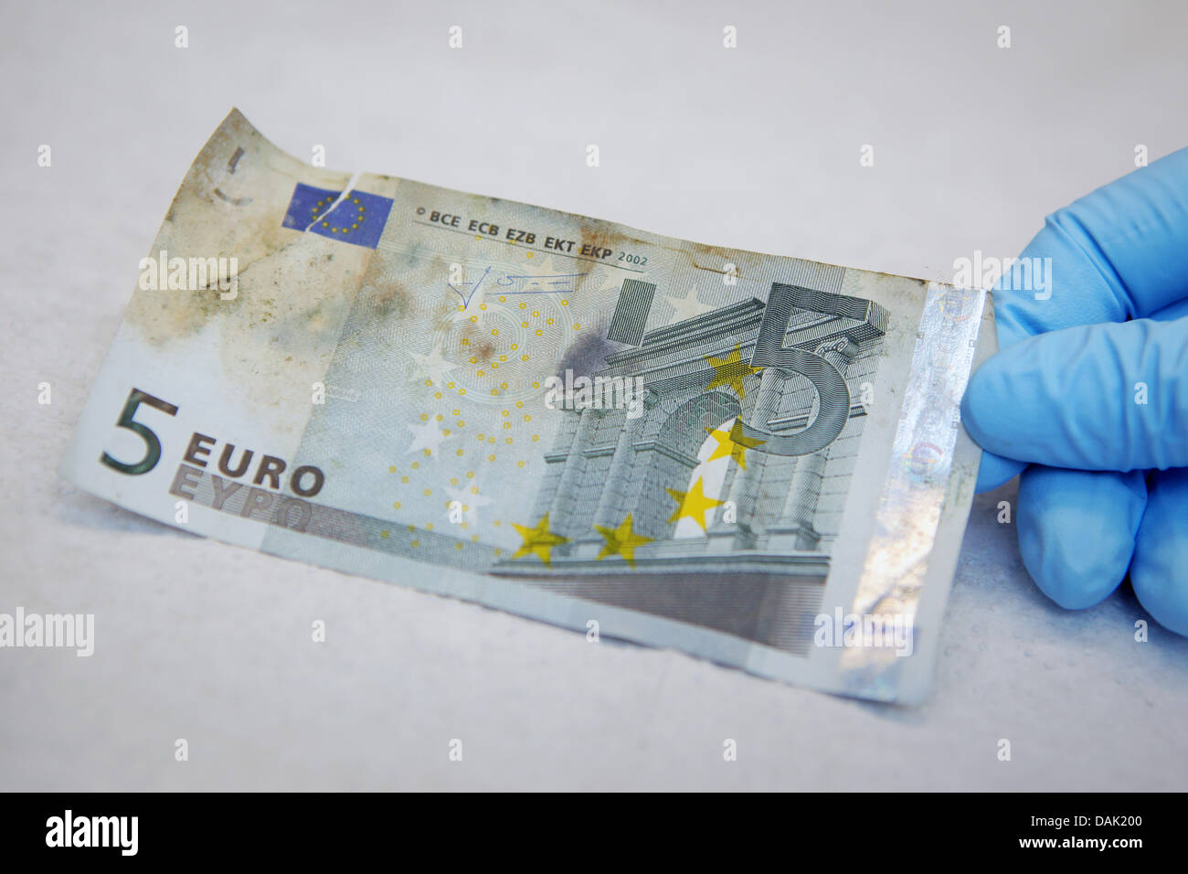 An employee of the National Analysis Centre of the German Federal Bank ...