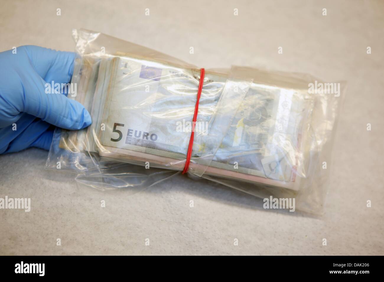 An employee of the National Analysis Centre of the German Federal Bank ...