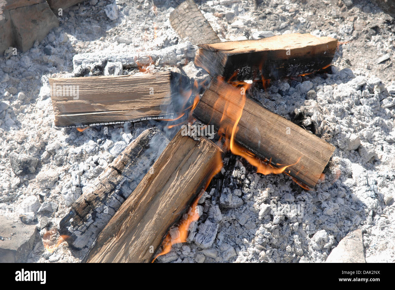 Burning log, close up Stock Photo - Alamy