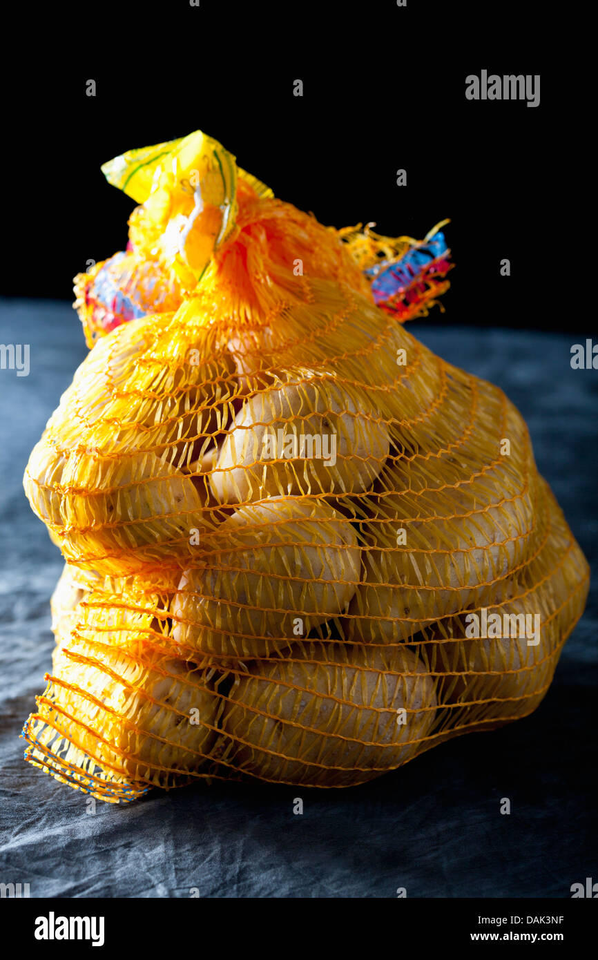 Potatoes in net close hi-res stock photography and images - Alamy