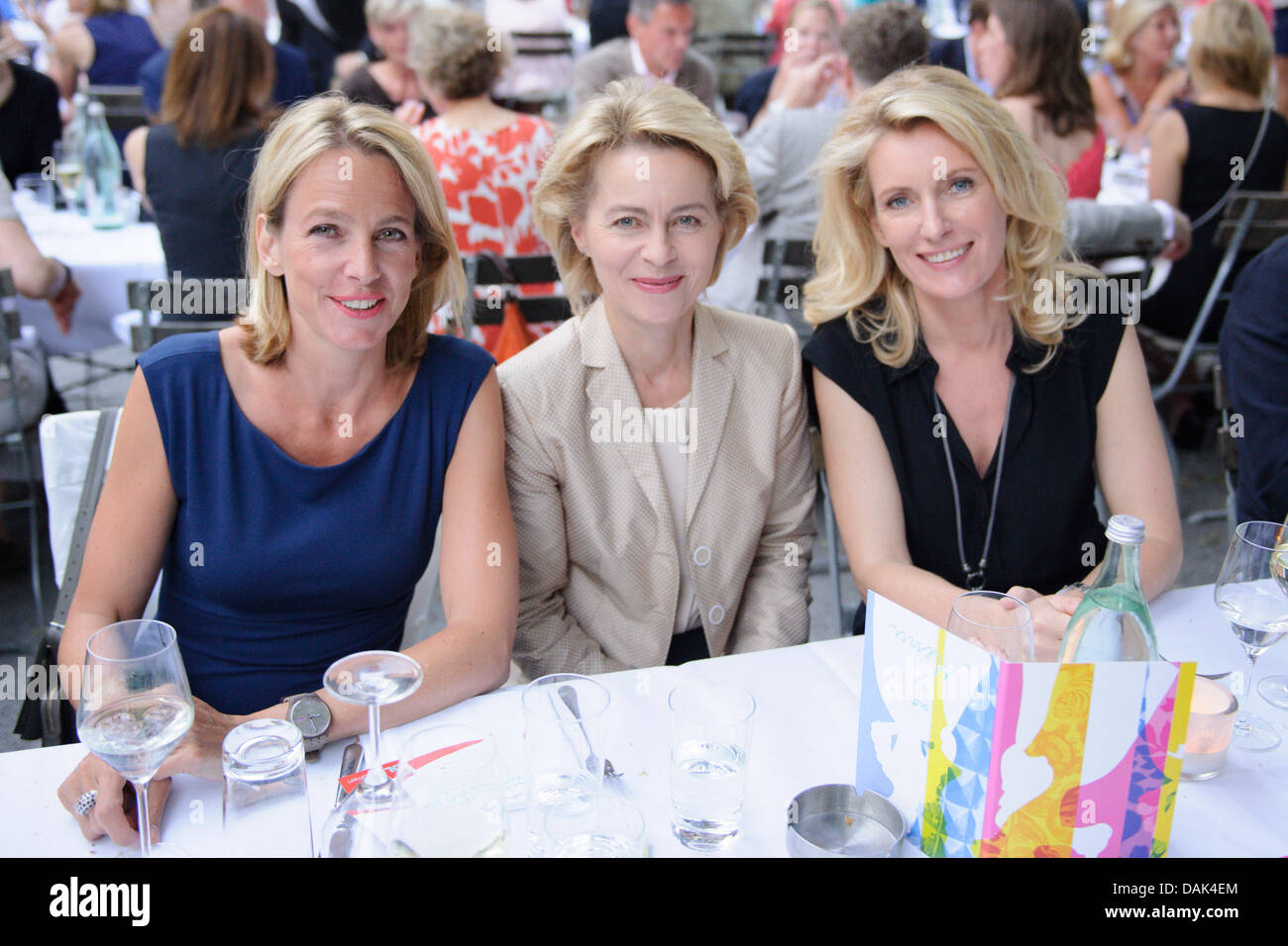 Julia Jaekel (left), Maria Furtwaengler-Burda and Ursula von der Leyen ...