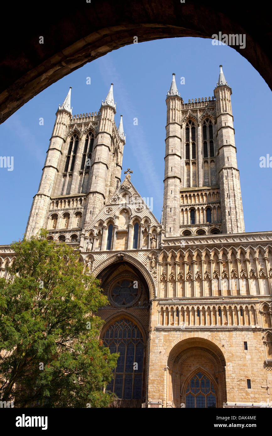 Front view of the cathedral hi-res stock photography and images - Alamy