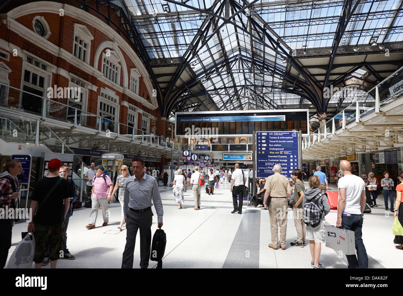 Busy main line station london hi-res stock photography and images - Alamy