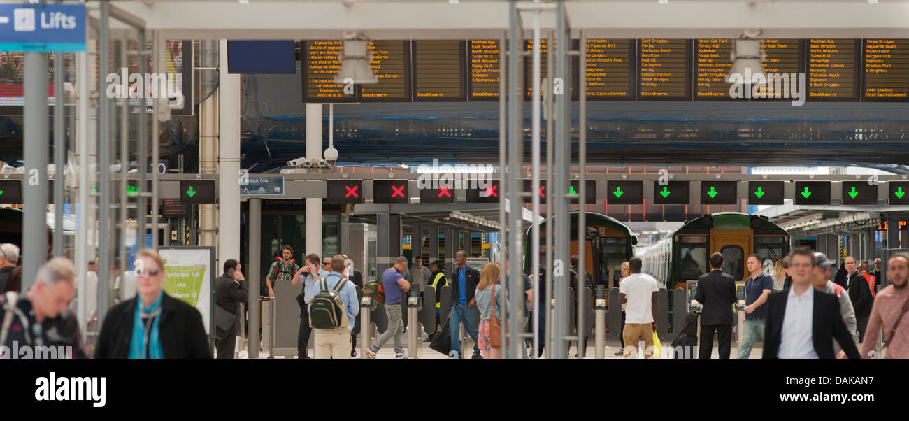 London bridge station signs hi-res stock photography and images - Alamy