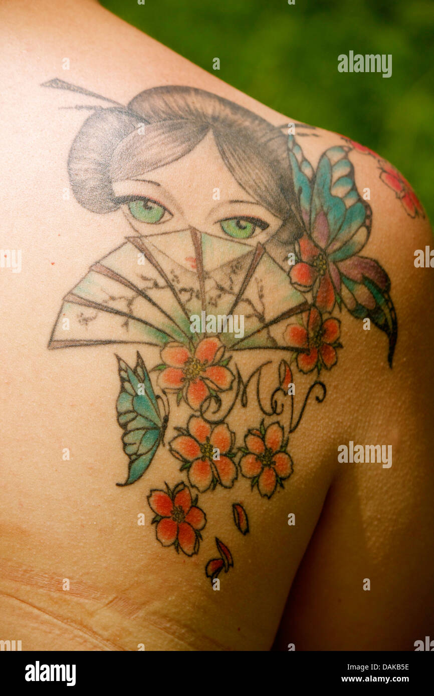 Geisha girl flowers hi-res stock photography and images - Alamy