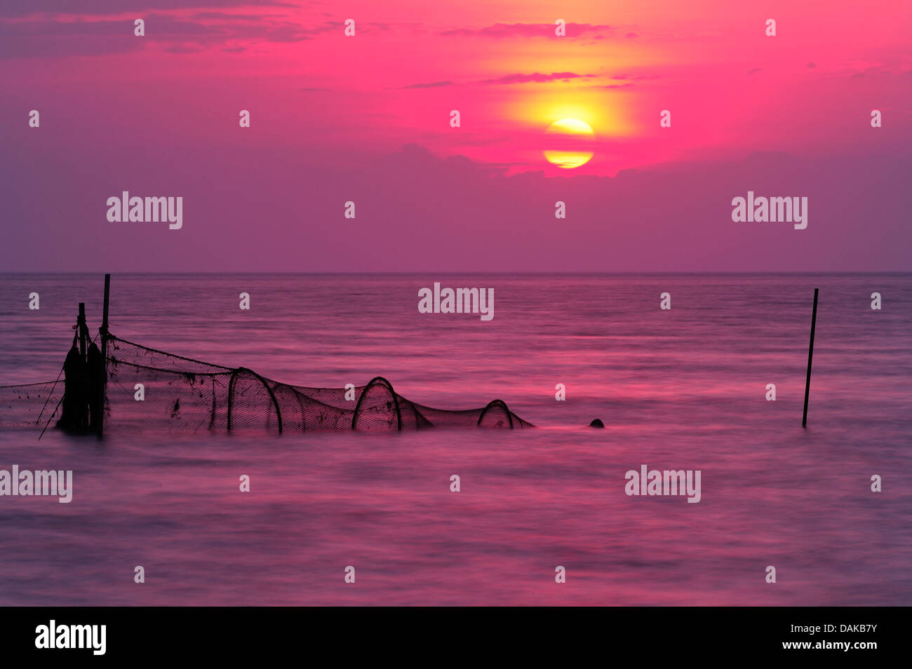 Break back trap hi-res stock photography and images - Alamy