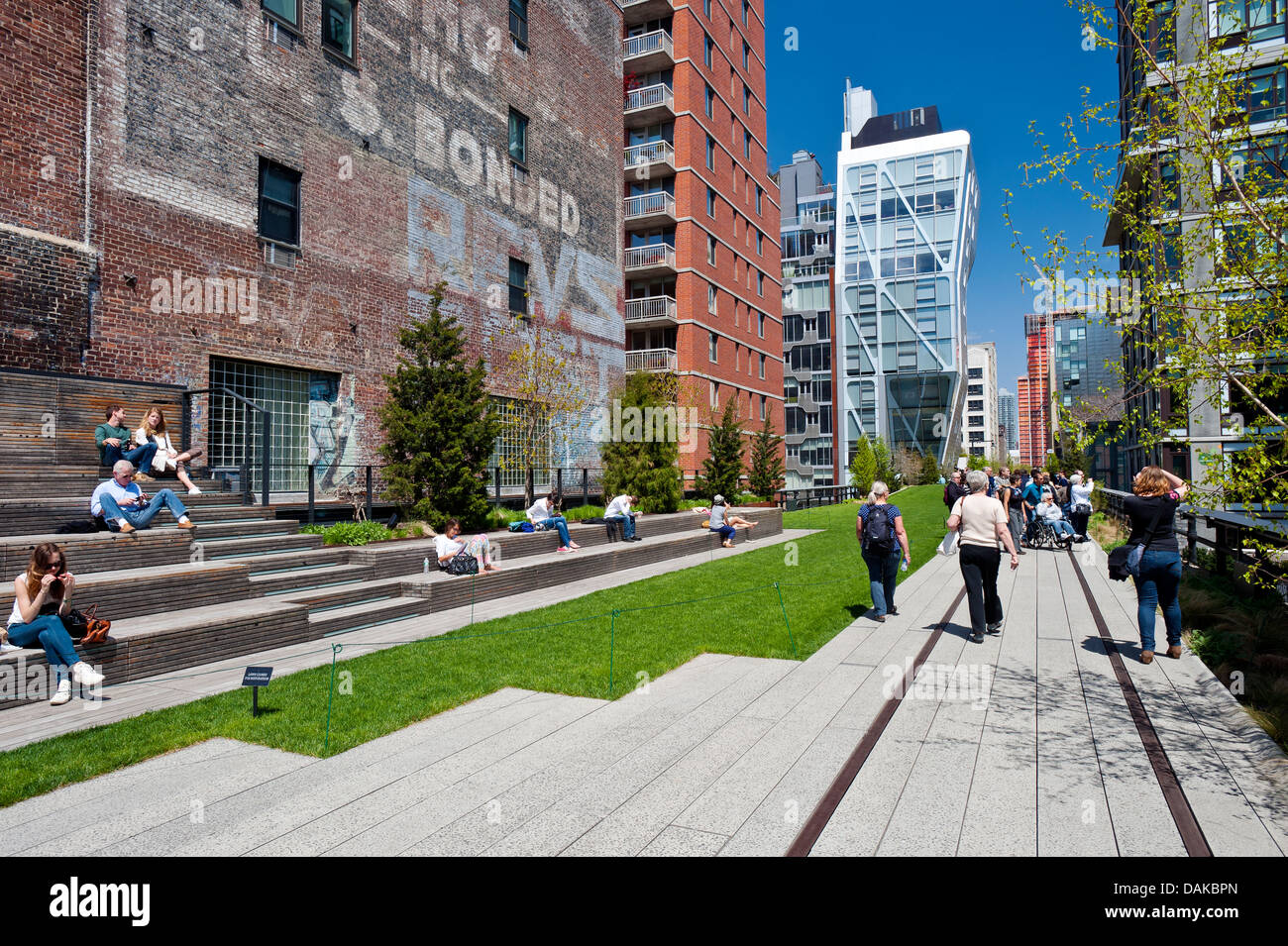 Walking high line nyc hi-res stock photography and images - Alamy