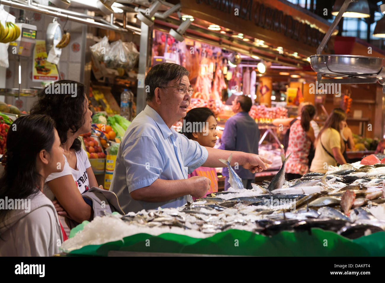Spain fish market women hi-res stock photography and images - Alamy