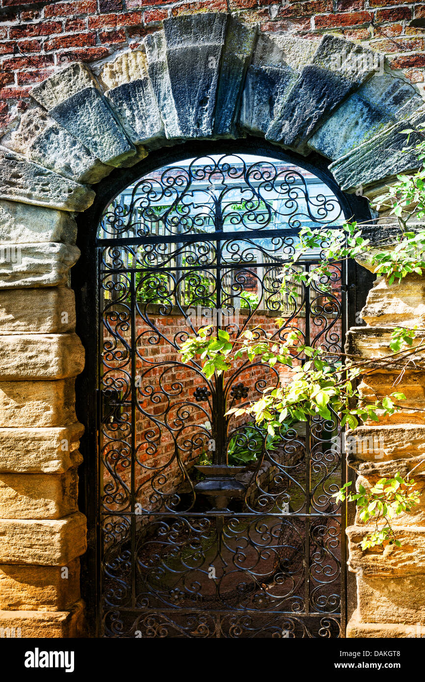 Unlocked garden gate hi-res stock photography and images - Alamy