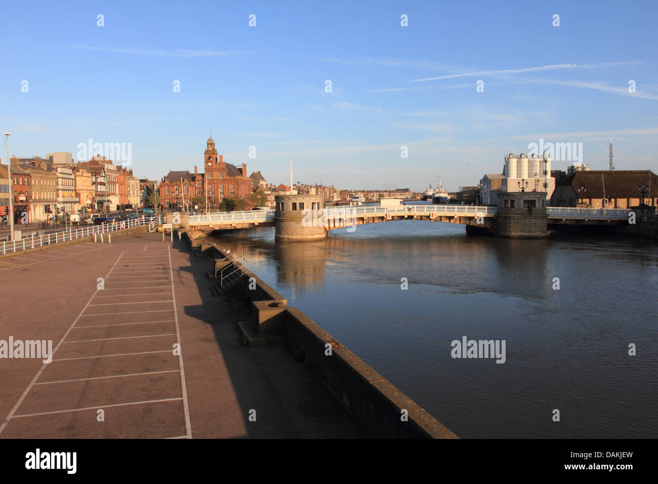 haven bridge,Great yarmouth town hall,river yare, harbour,great ...