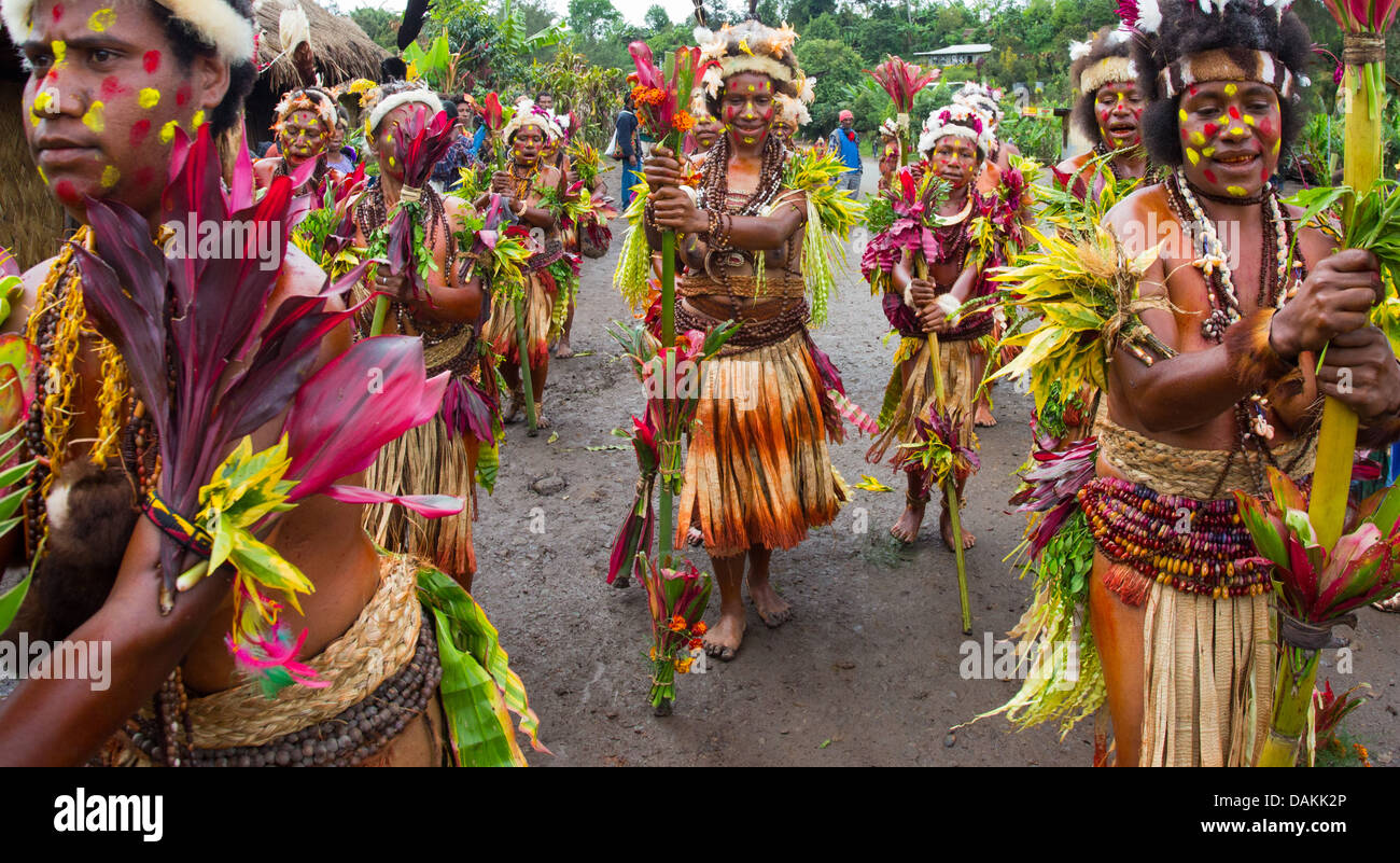 Papua new guinea highlands tribe hi-res stock photography and images ...