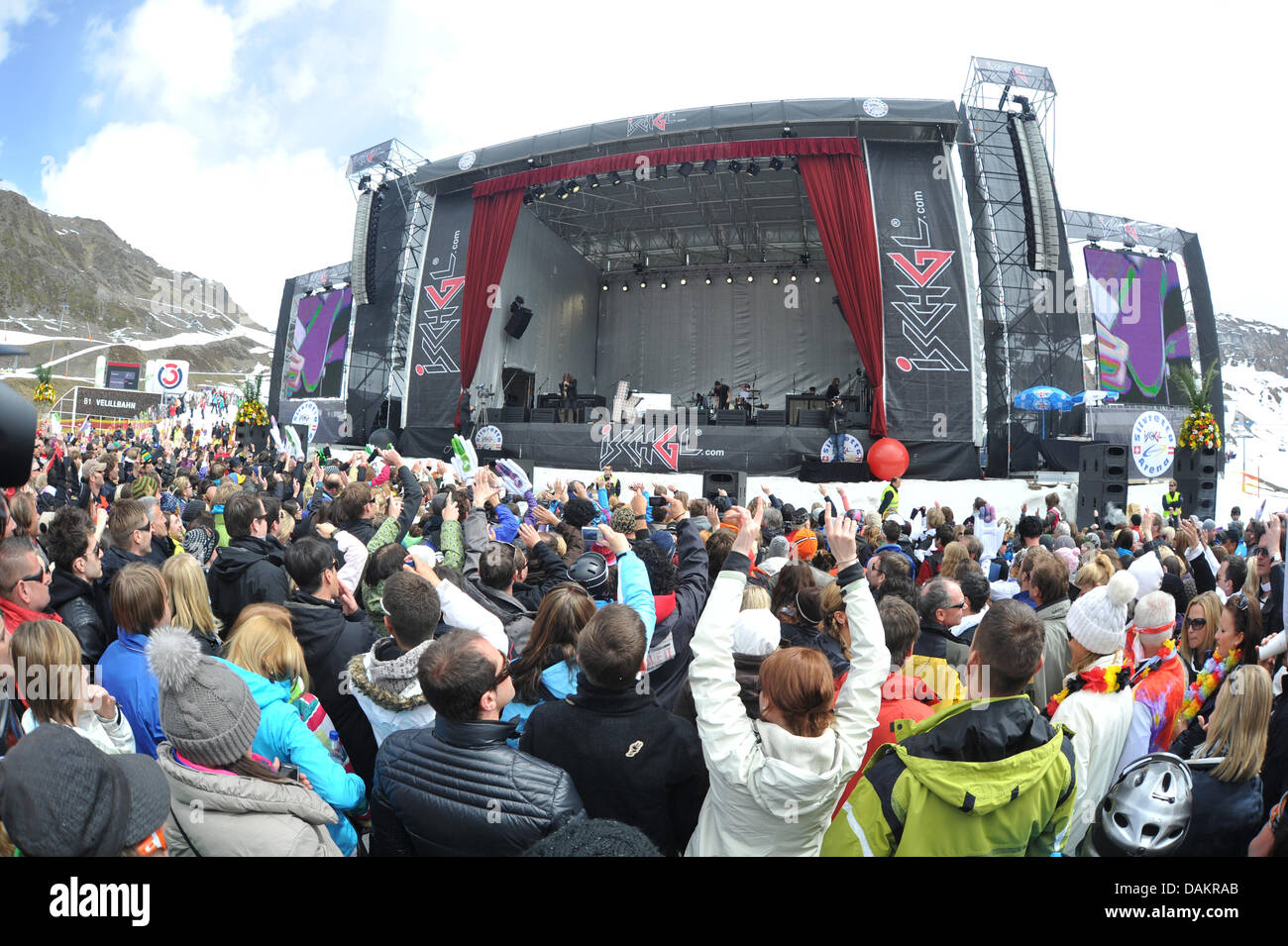 Thousands of fans celebrate the end of the skiing season at the Top of ...