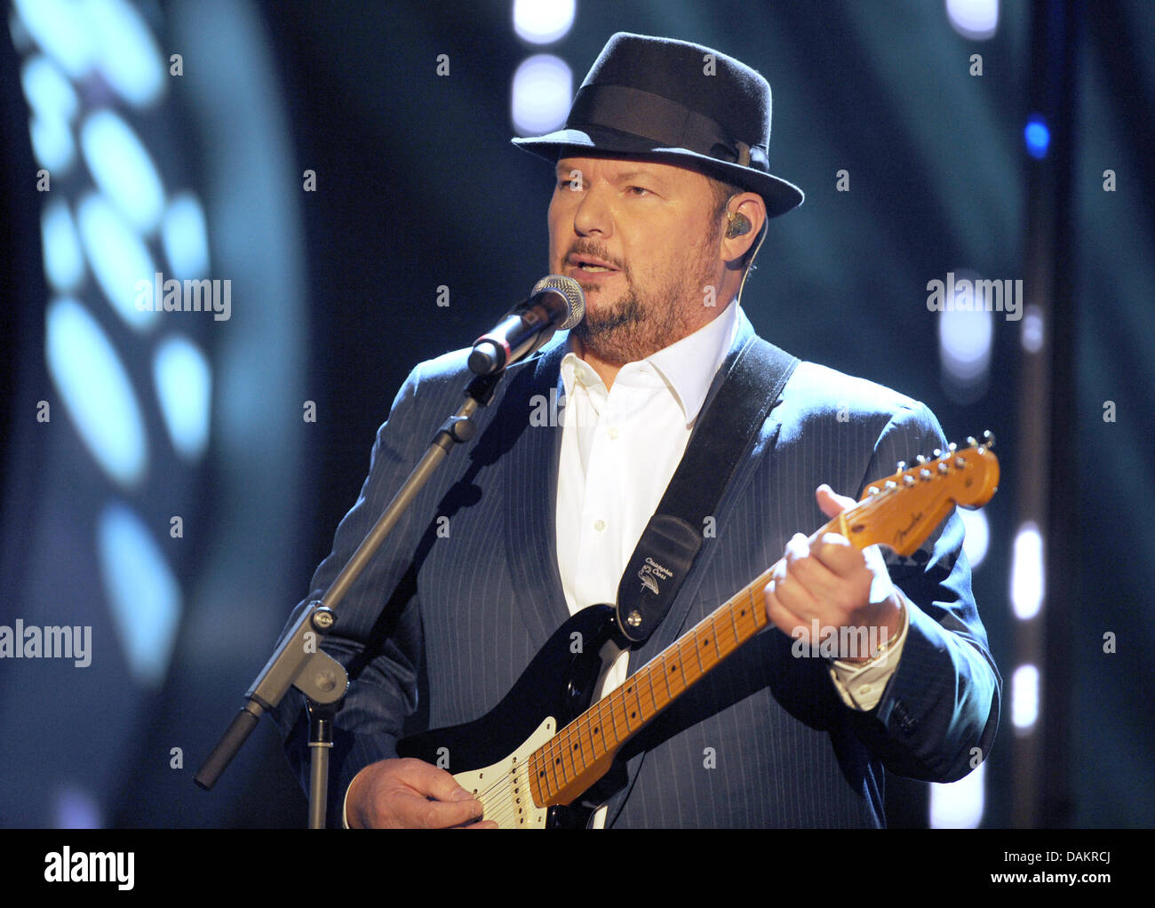 American singer Christopher Cross performs during the final regular ...