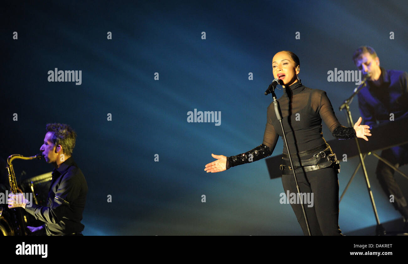 Sade adu hi-res stock photography and images - Alamy