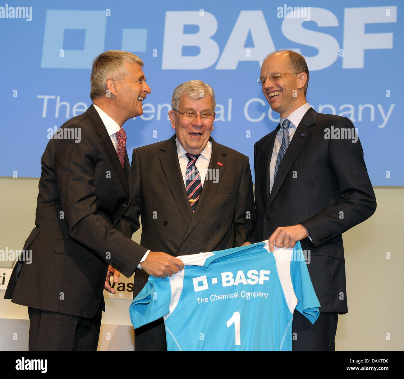 Parting BASF CEO Juergen Hambrecht (L), chairman of the supervisory ...