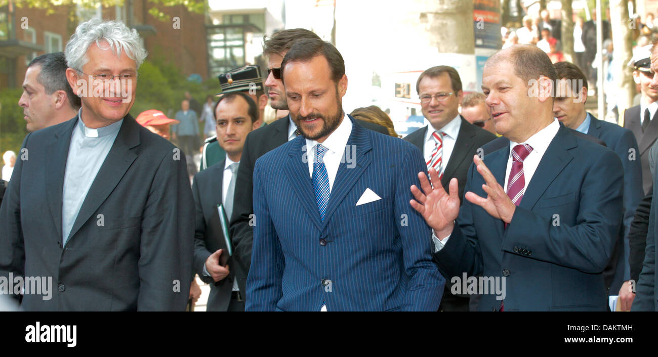 St. Mischaelis' senior pastor, Alexander Roeder (L), Norway's Crown ...