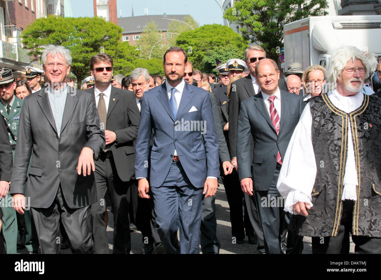 St. Mischaelis' senior pastor, Alexander Roeder (L), Norway's Crown ...