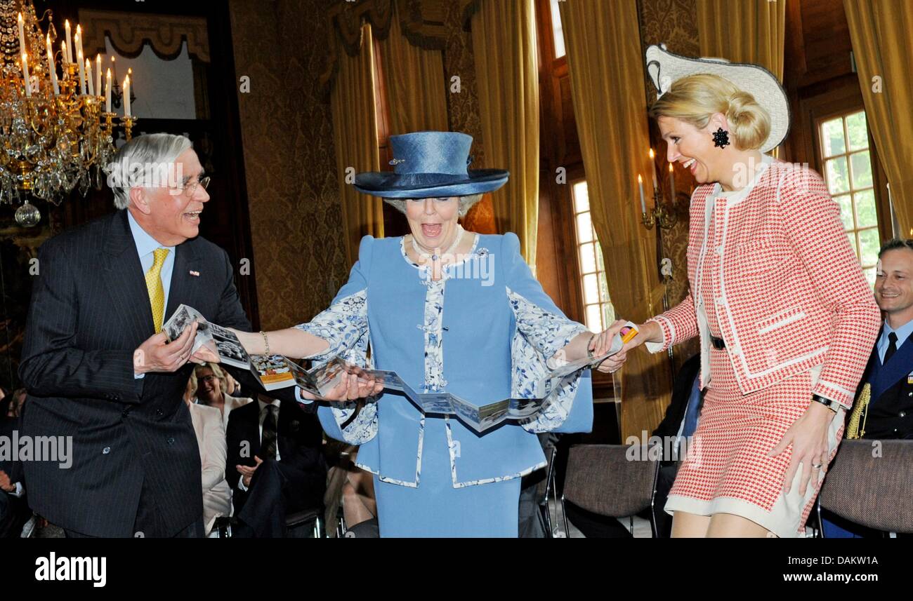 Dutch Queen Beatrix (C) and Princess Maxima open the exhibition 'Maxima ...