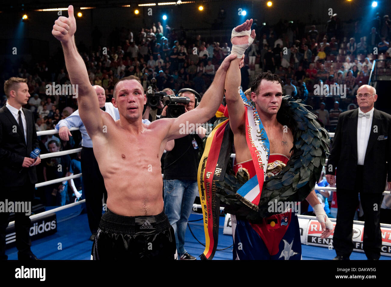 The German boxer Sebastian Sylvester (L) and Australian boxer Daniel ...