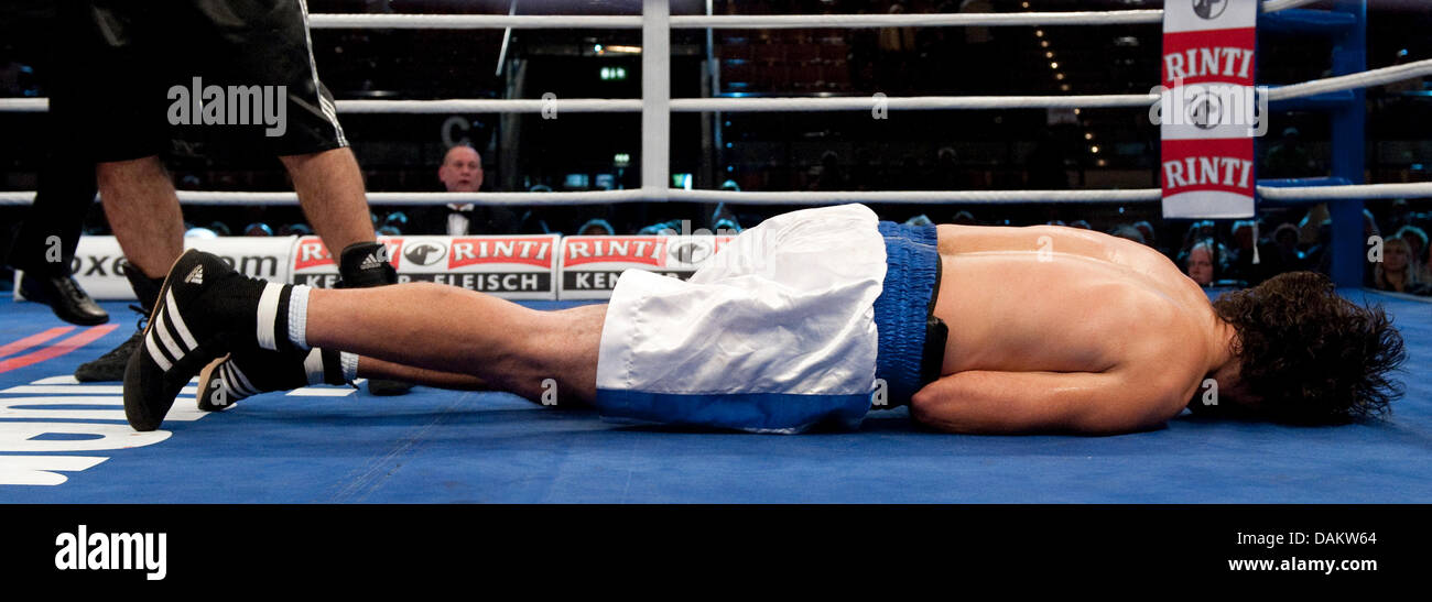 Boxer knocked out hi-res stock photography and images - Alamy