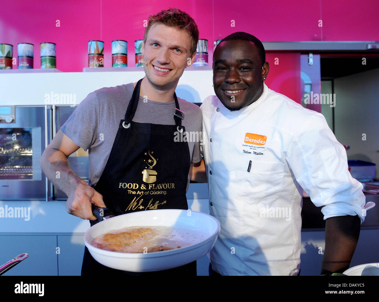 Us singer and actor Nick Carter cooks with chef Nelson Mueller (l ...