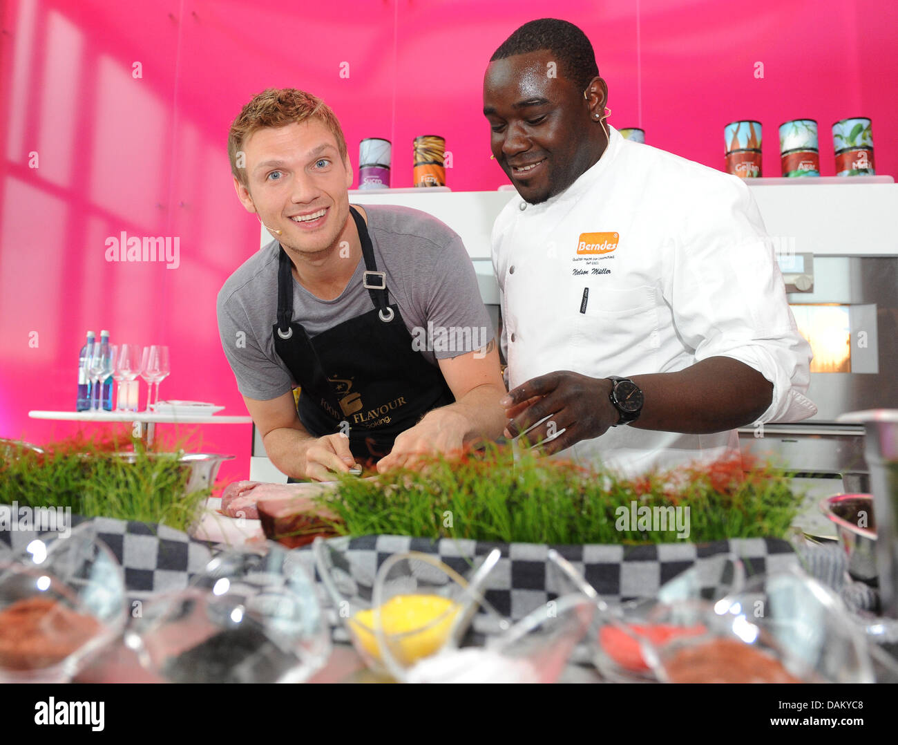 Us singer and actor Nick Carter cooks with chef Nelson Mueller (l ...