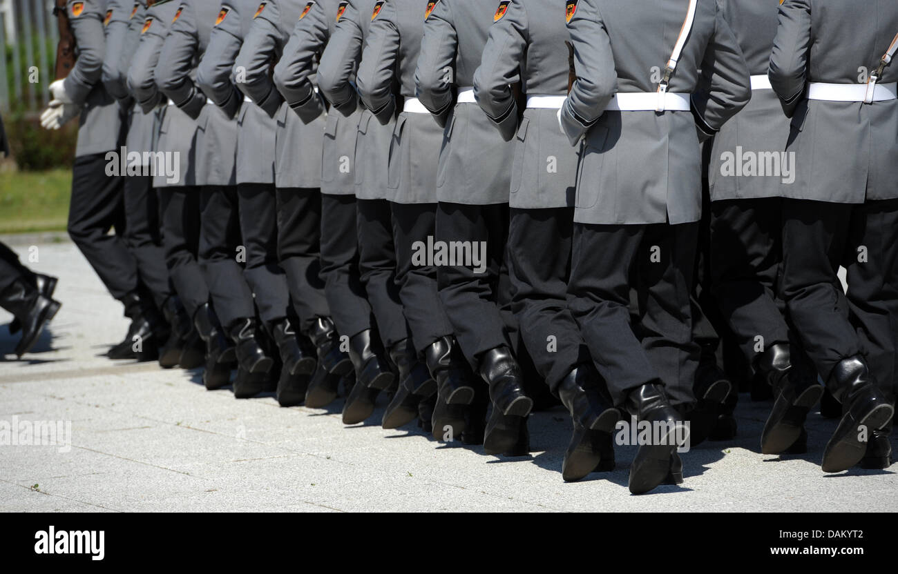 Troops of the guard battallion of the German Bundeswehr march in ...