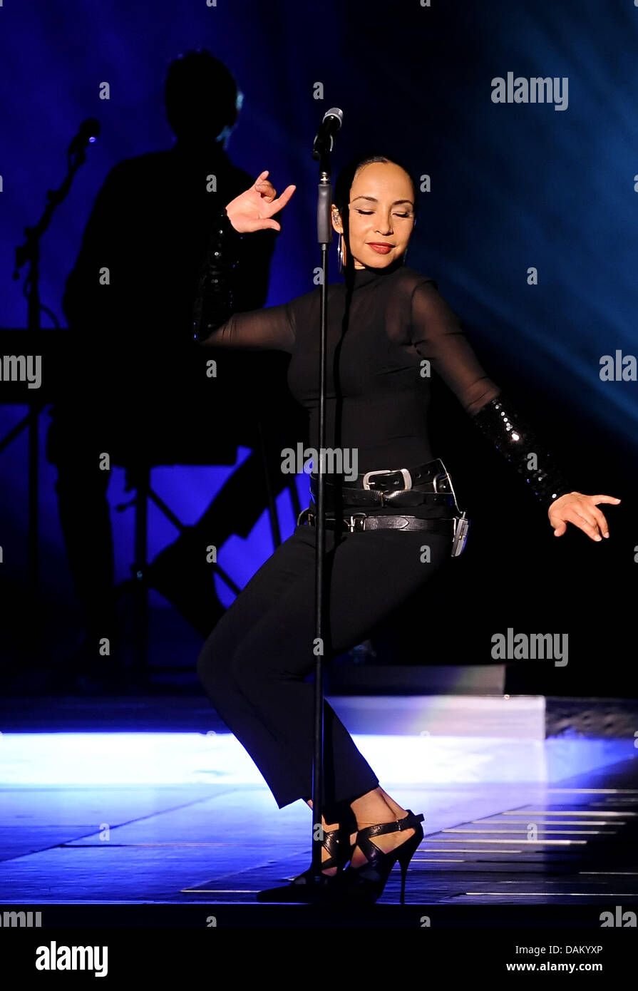Sade singer hi-res stock photography and images - Alamy