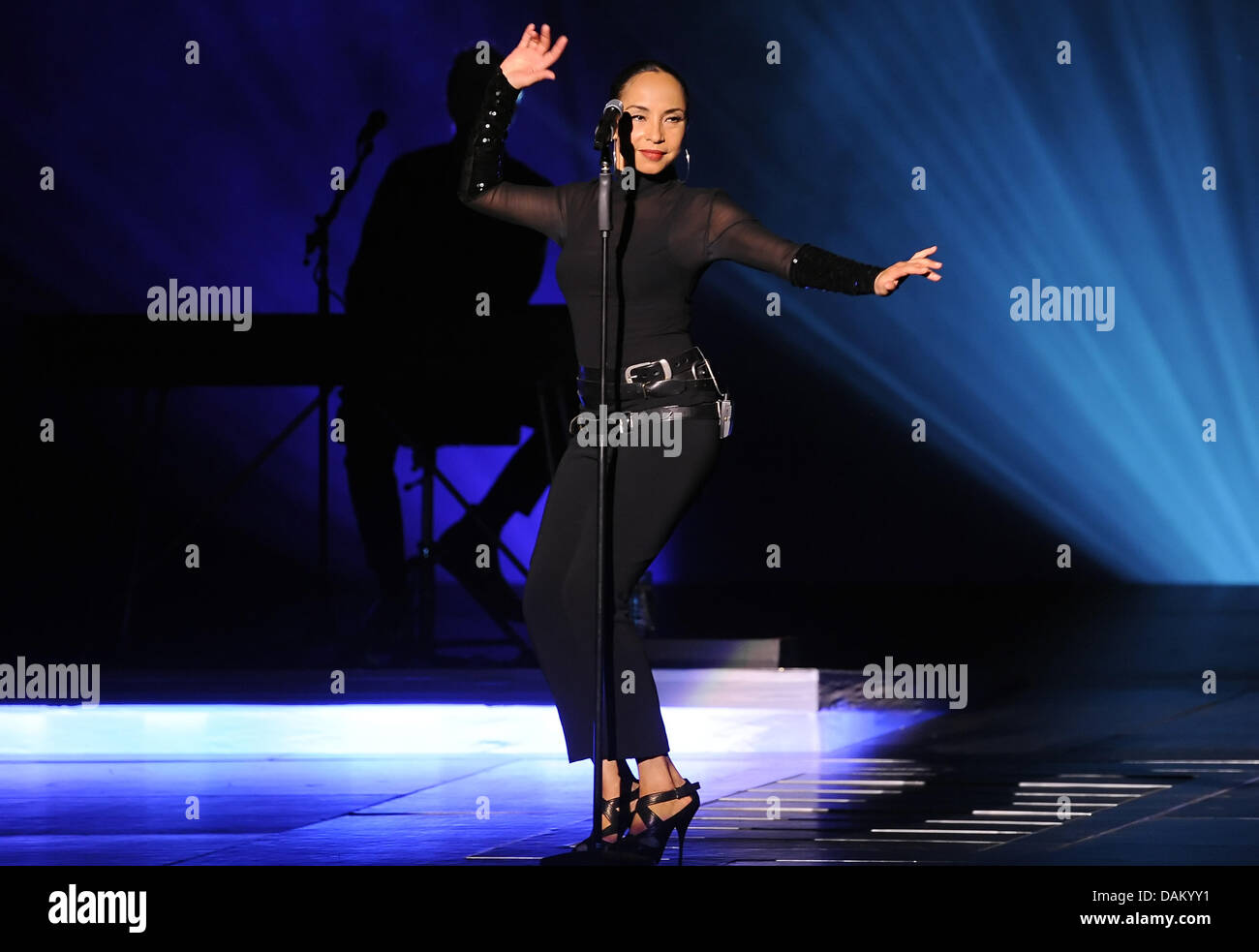 Sade singer hi-res stock photography and images - Alamy