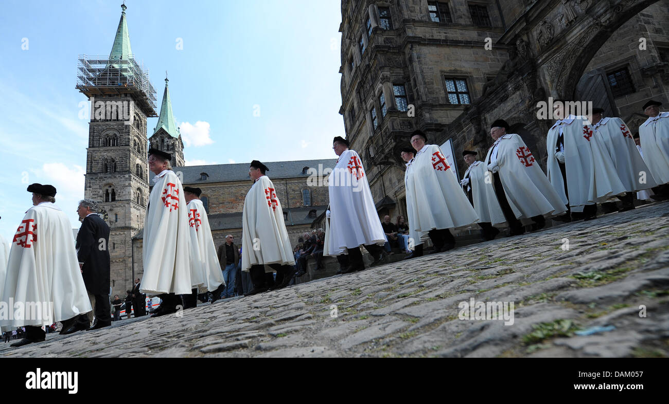 Knights of Order of the Holy Sepulchre march from the Alte Hofhaltung ...