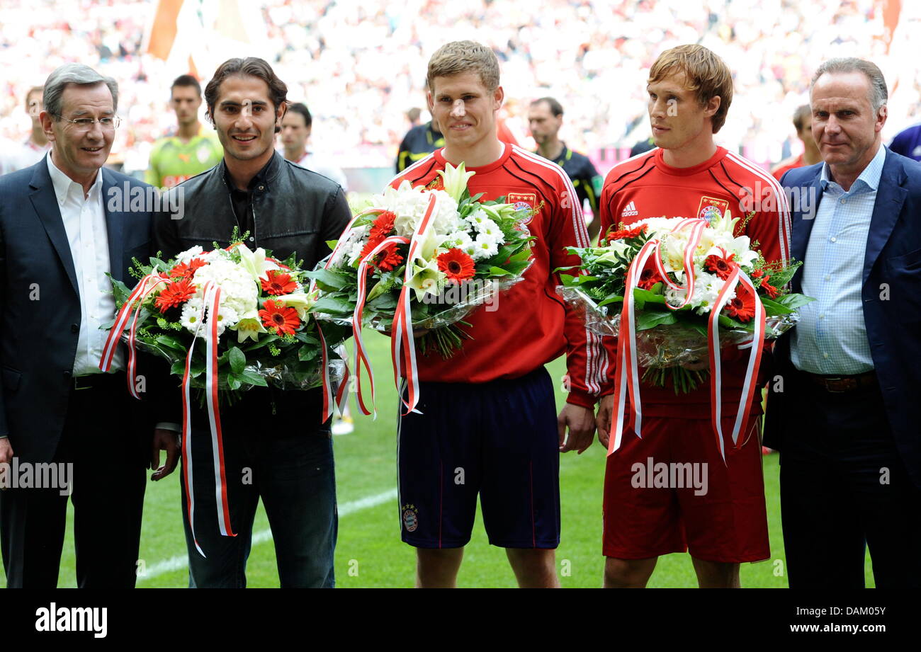 Vice chairman of FC Bayern Munich Karl Hopfner (L) and chairman of FC ...