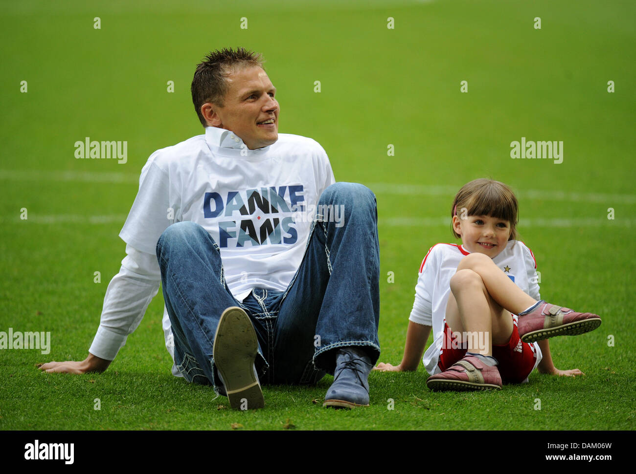 Hamburg's goalkeeper Frank Rost and his daughter sit on the pitch after ...