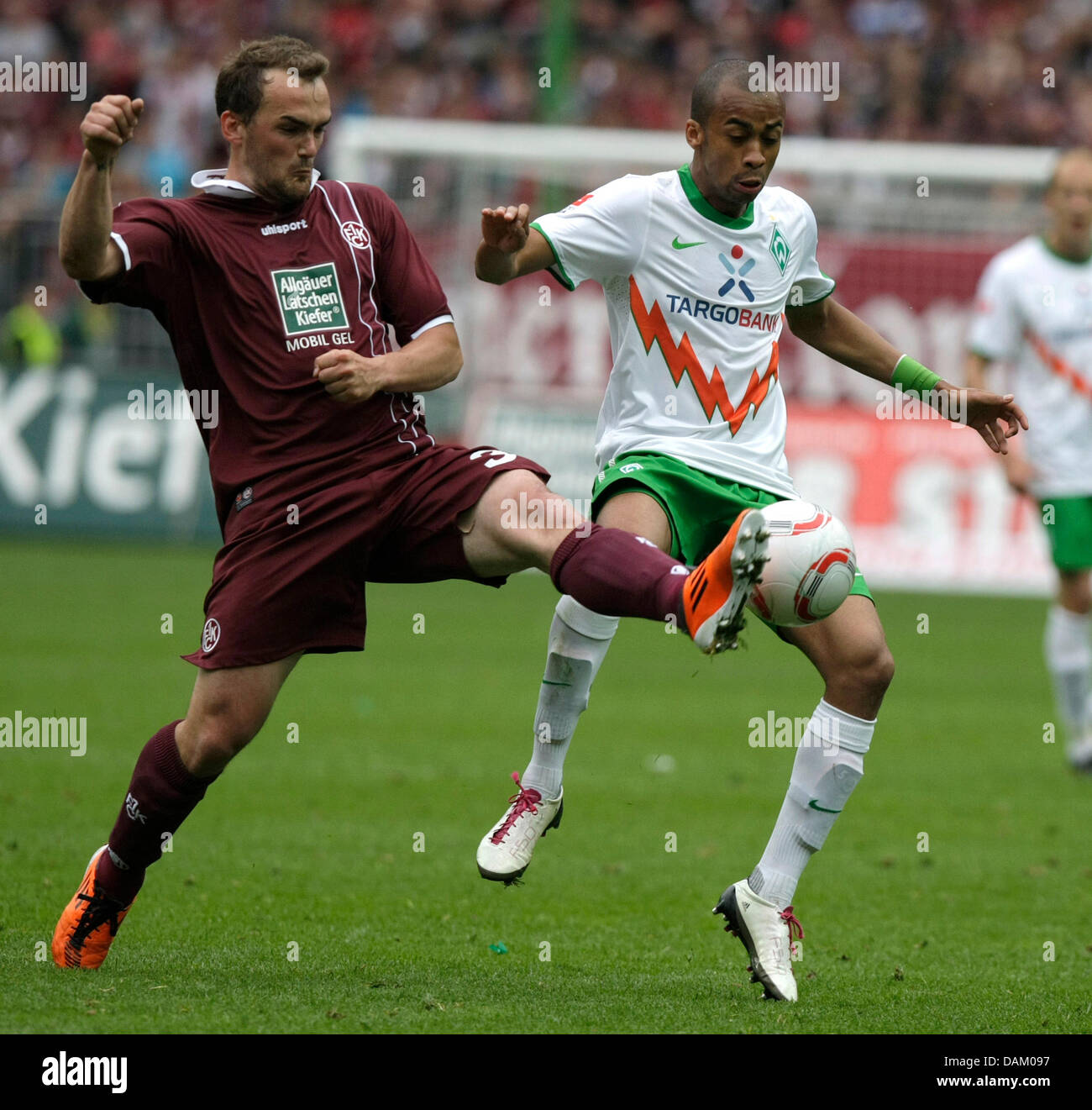 Kaiserslautern's Erwin Hoffer (L) and Bremen's Wesley (R) vie for the ...