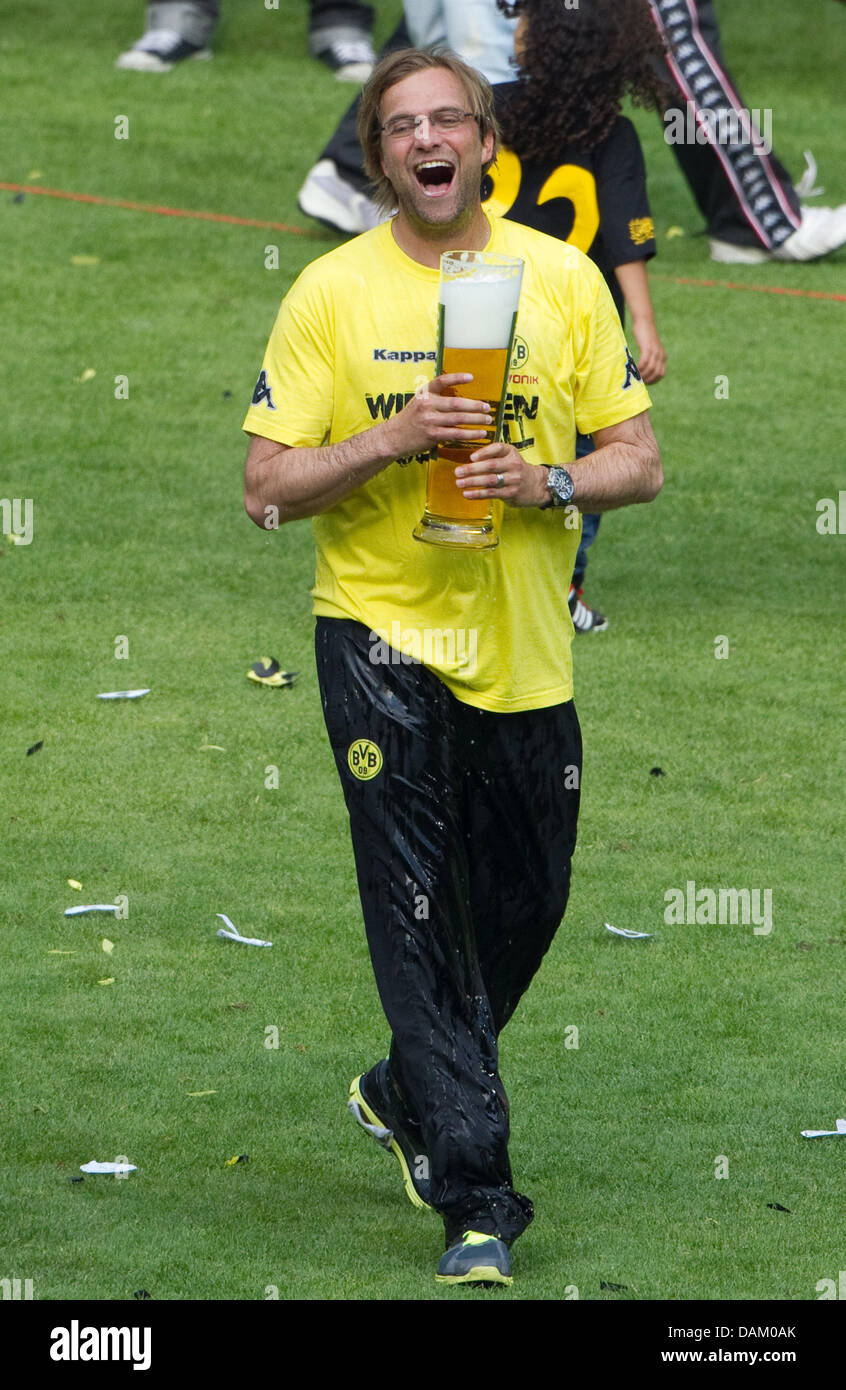 Dortmund's head coach Juergen Klopp celebrates with a glass of beer ...