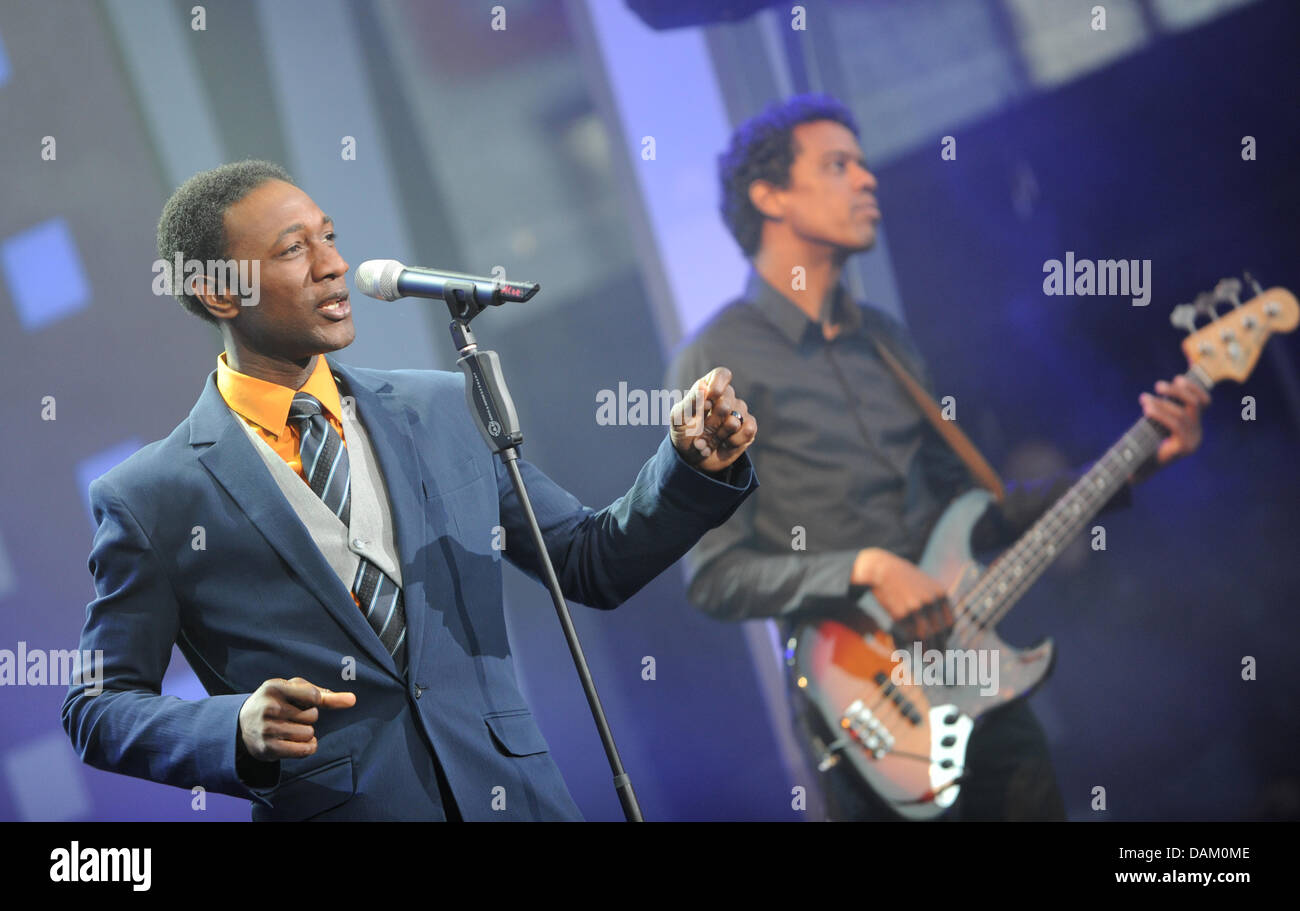 Singer Aloe Blacc (L) performs at the Grand Prix Party on the ...