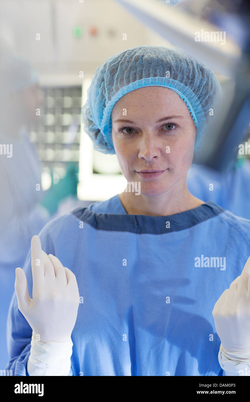 Female surgeon in operating room hi-res stock photography and images ...