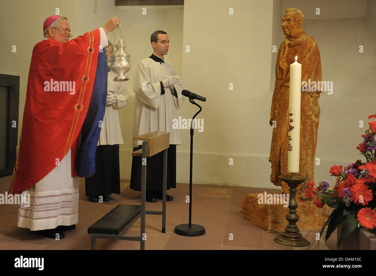 Wuerburg's Bishop Friedhelm Hofmann prays at the grave of nazi opponent ...