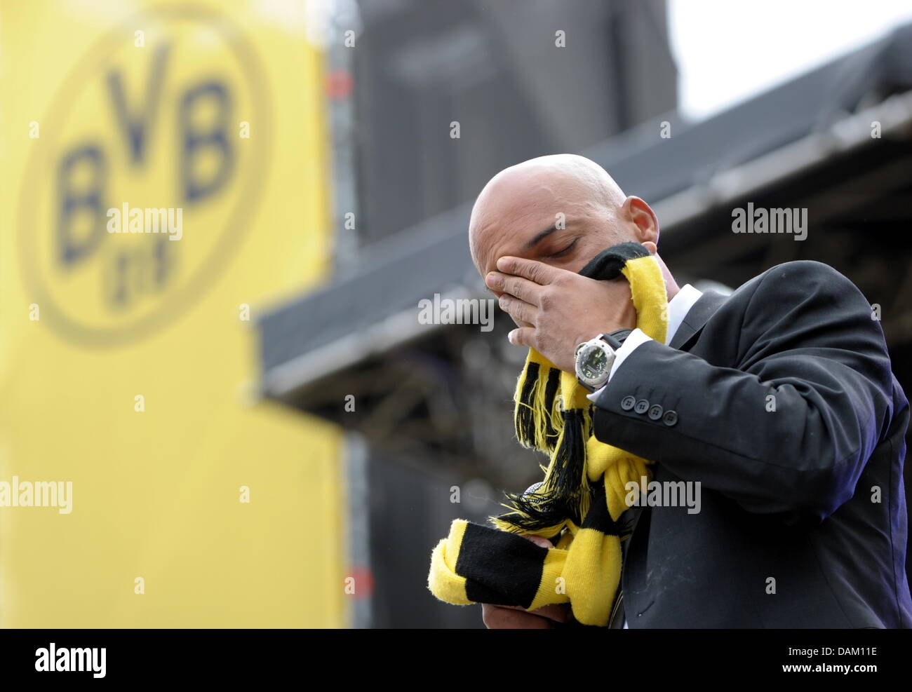 The player of Bundesliga soccer club BVB Dortmund, Leonardo Dede, sheds ...
