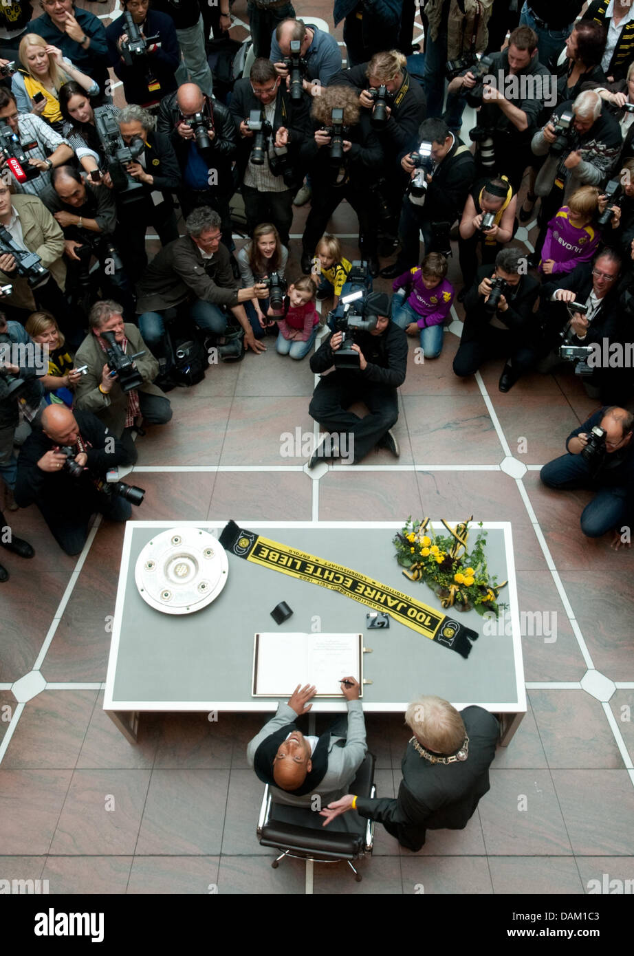 Dede of German soccer champion Borussia Dortmund signs the city's ...